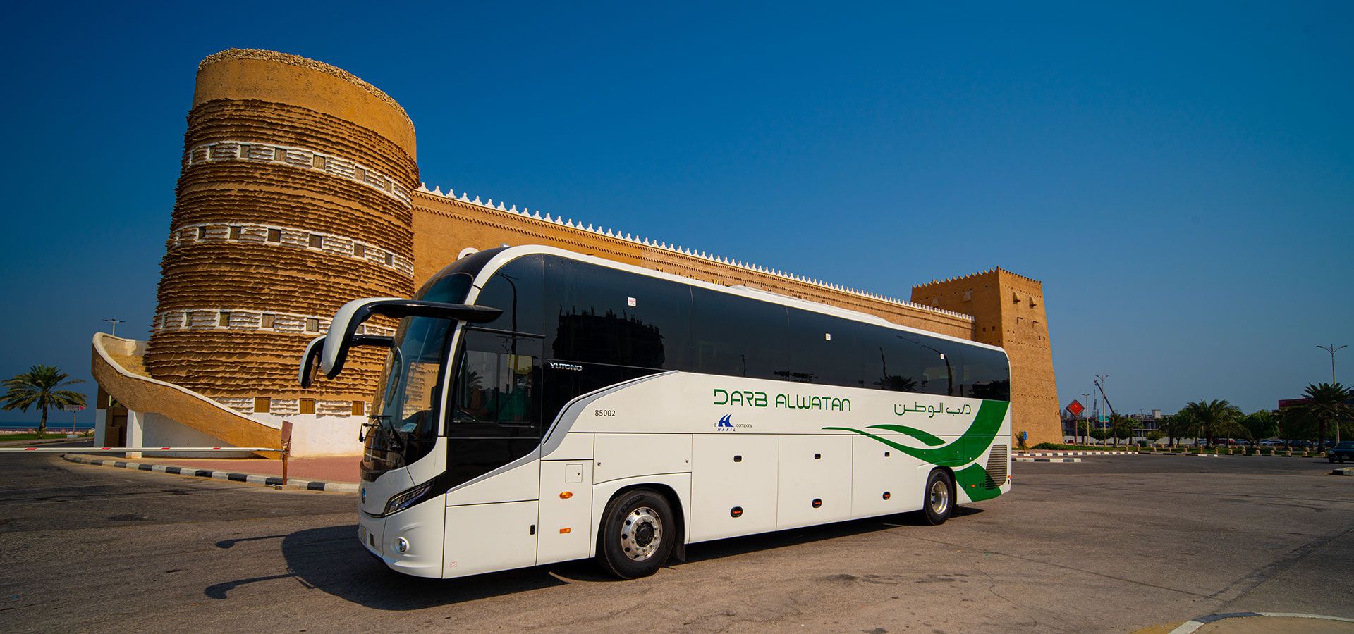 L'Arabie saoudite lance un service de bus interurbain reliant 200 ...
